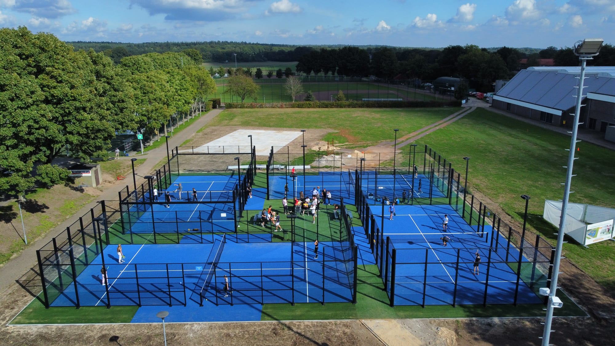 Padelbaan Pro aanleggen - Wijnbergen Sportbouw